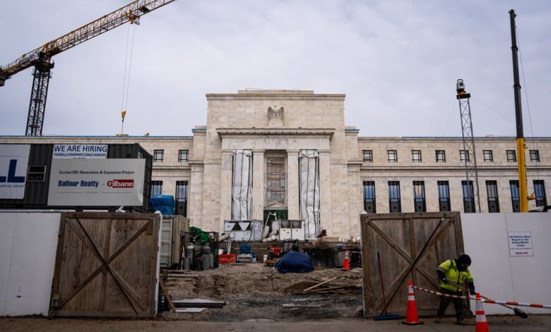 El economista Mark Zandi ve que la Fed sorprenderá con tres recortes de ...